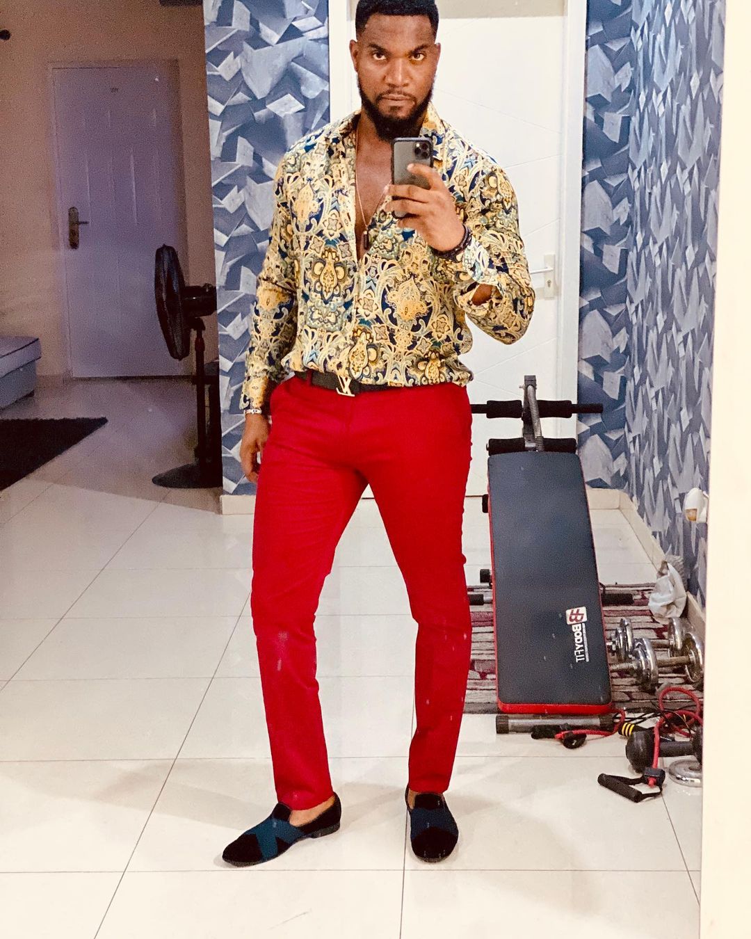 Legs : Does Kunle Remi have bow leg?