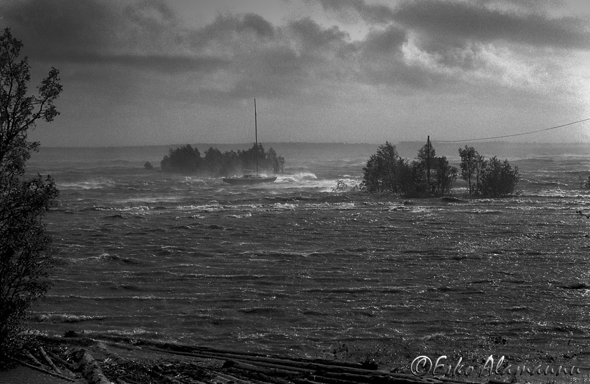 Eko-Kuvia: Syys-Myrsky Merellä....