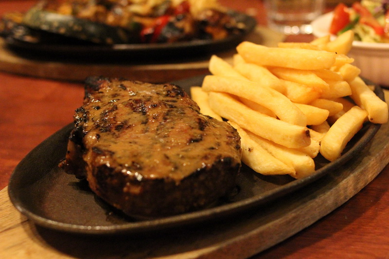 Beansprout's Cafe: Squires Loft Steakhouse