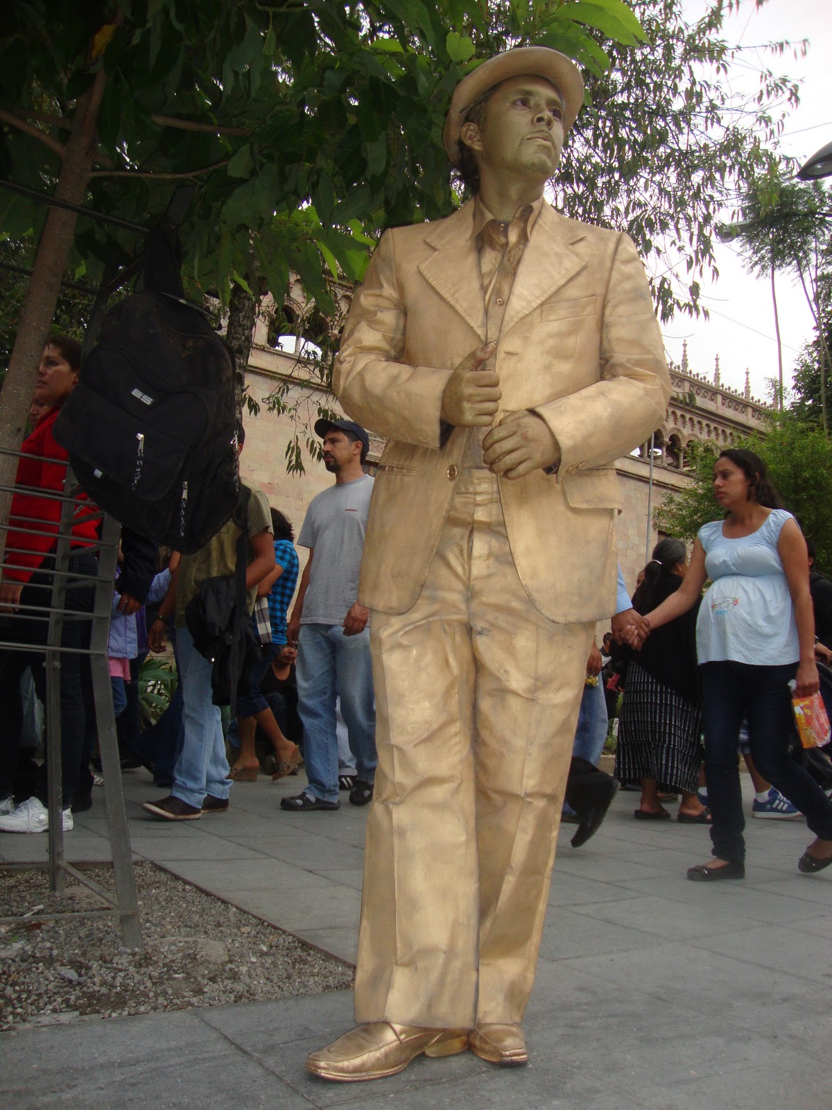 IXMUKANE ESTATUAS HUMANAS: 2011