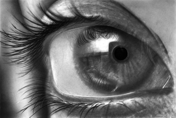 As ilustrações foto-realistas em grafite de olhos e cultura pop de ...