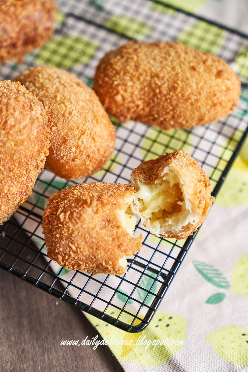 dailydelicious: Fried cheese bread