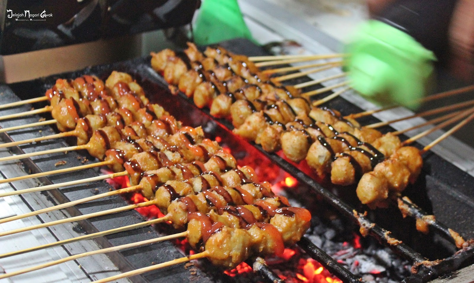 Jelajah Nagari Awak: Nikmatnya Jajanan Bakso Bakar di Pantai Padang