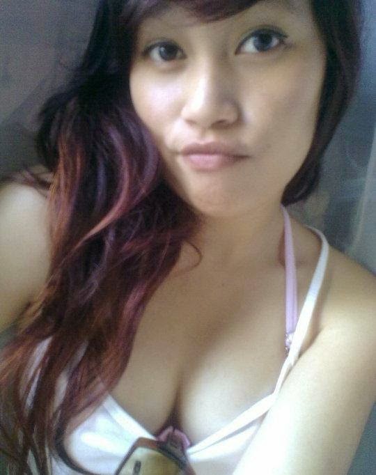 Tante Erna Pose Nakal di Kamar Hotel Berbintang Tanpa Bra Menggoda ~ Warkop Hot