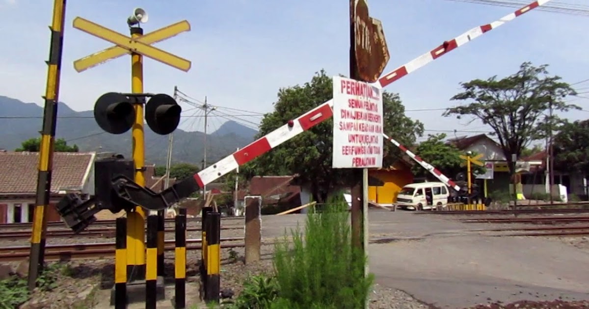 Pengendara Perlu Tahu Aturan Keselamatan di Perlintasan Sebidang Kereta Api - informasikereta.com