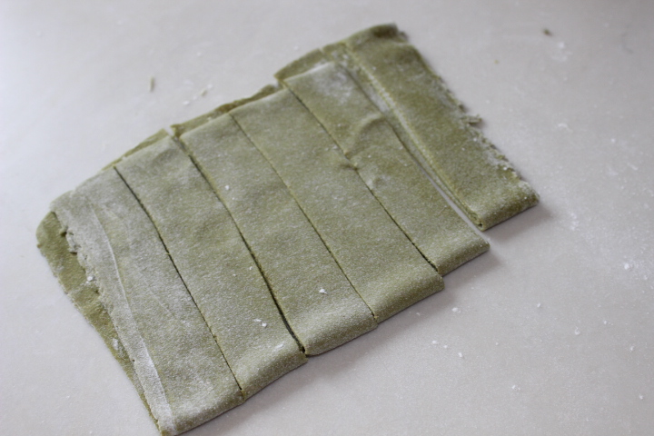 Receita: Massa caseira integral de espinafre com molho de ricota, alho ... Receita: Massa caseira integral de espinafre com molho de ricota, alho ...