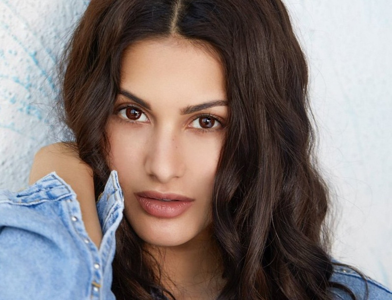 Amyra Dastur Cute Face Hd Wallpaper