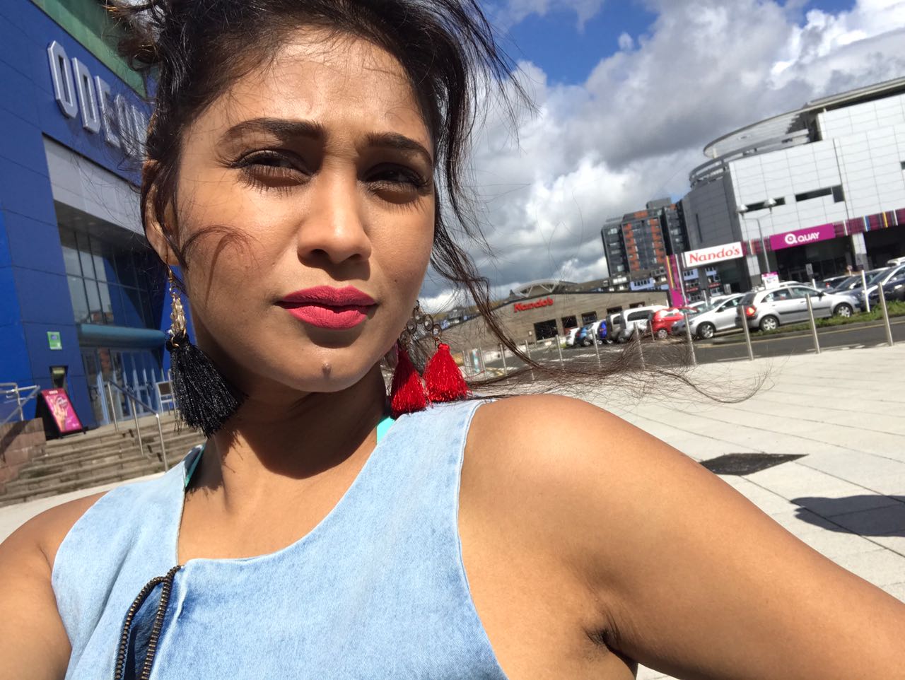 Amrapali Gupta Enjoying With Husband Yash Sinha on Location of London