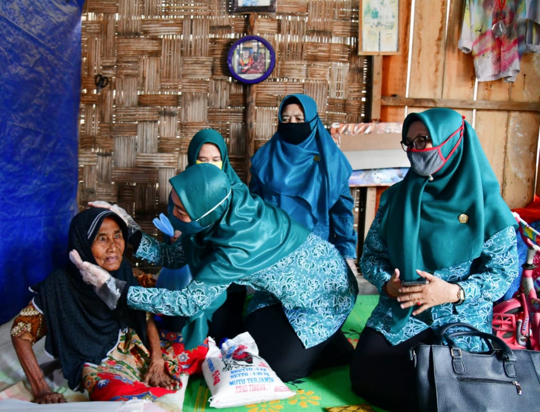 Ketua TP PKK Kab. Batubara Bantu Nenek-Nenek Lansia di Kec. Medang ... Ketua TP PKK Kab. Batubara Bantu Nenek-Nenek Lansia di Kec. Medang ...