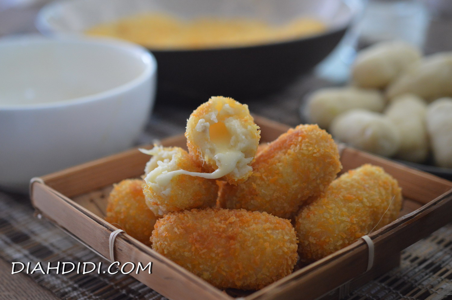 Diah Didi's Kitchen: Kroket Kentang Isi Keju Mozarella