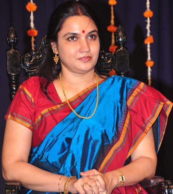 indiangoldesigns.com: suganya in gold chain and bangles at bharatnatya ...