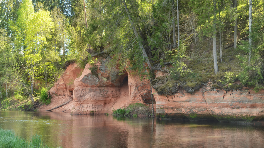 Latvijas muižas un pilis un citas interesantas vietas: Bezdelīgu klintis