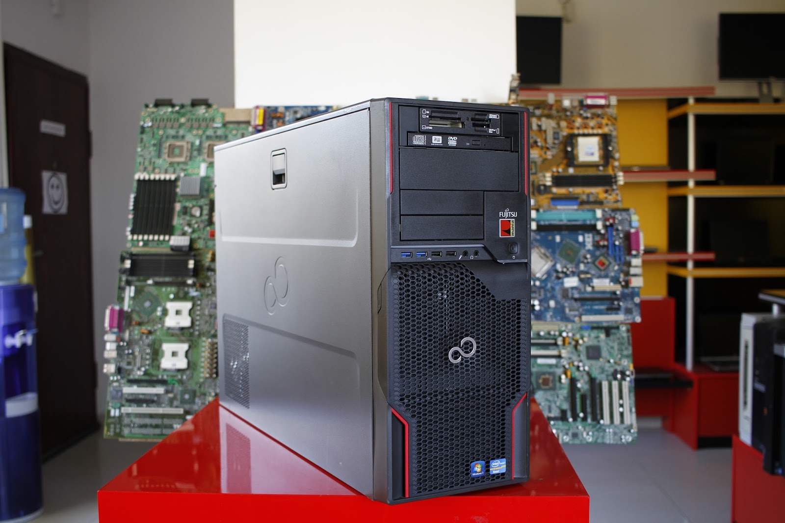 Fujitsu Celsius R920 - конфигурация на дисковете в RAID контролера ...