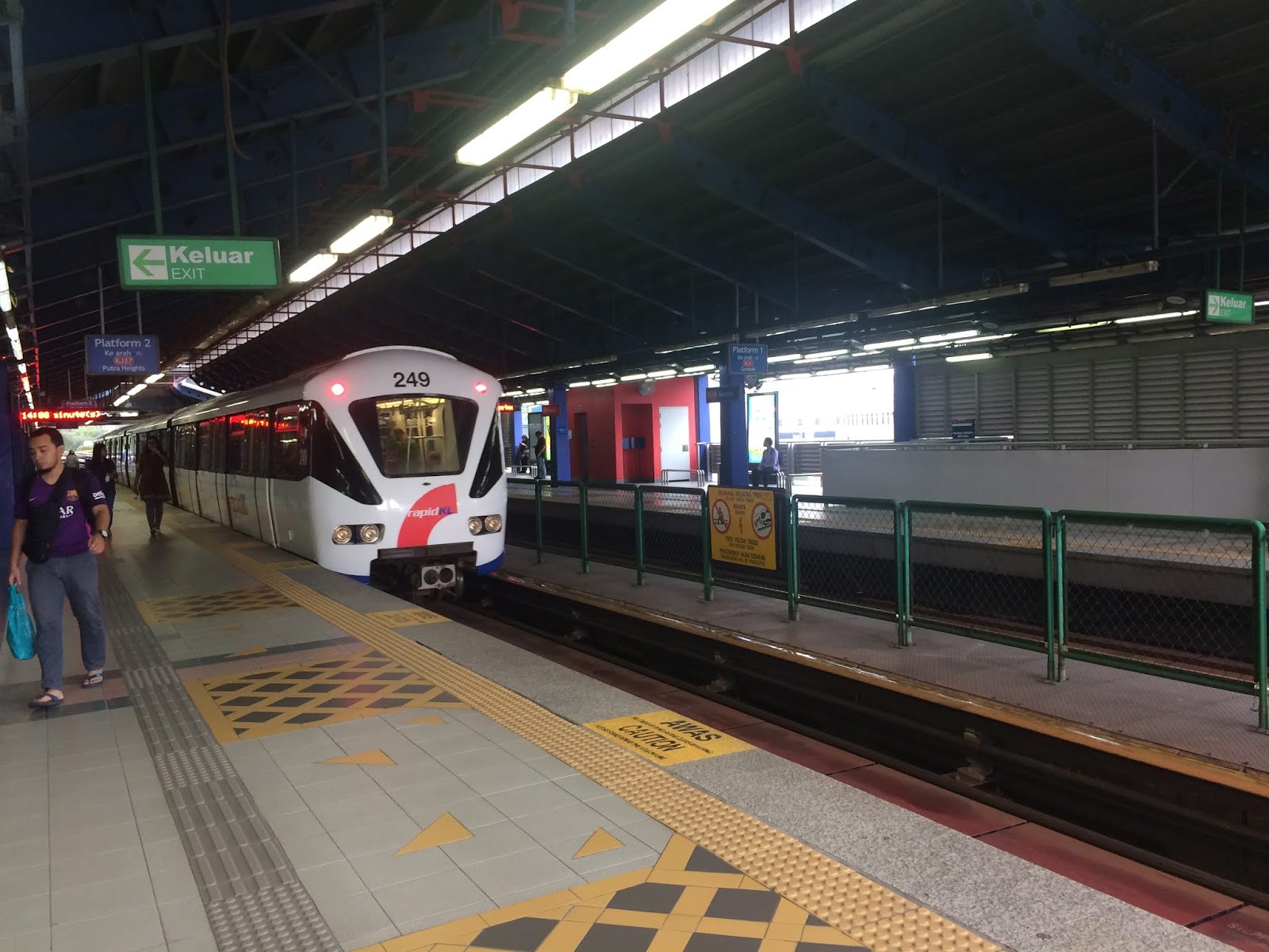 Kuala Lumpur Walk Pics : LRT Kerinchi Station