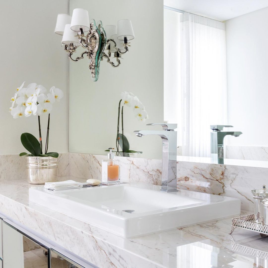 Banheiro branco com banheira vitoriana e mármore paraná nuvolatto ...