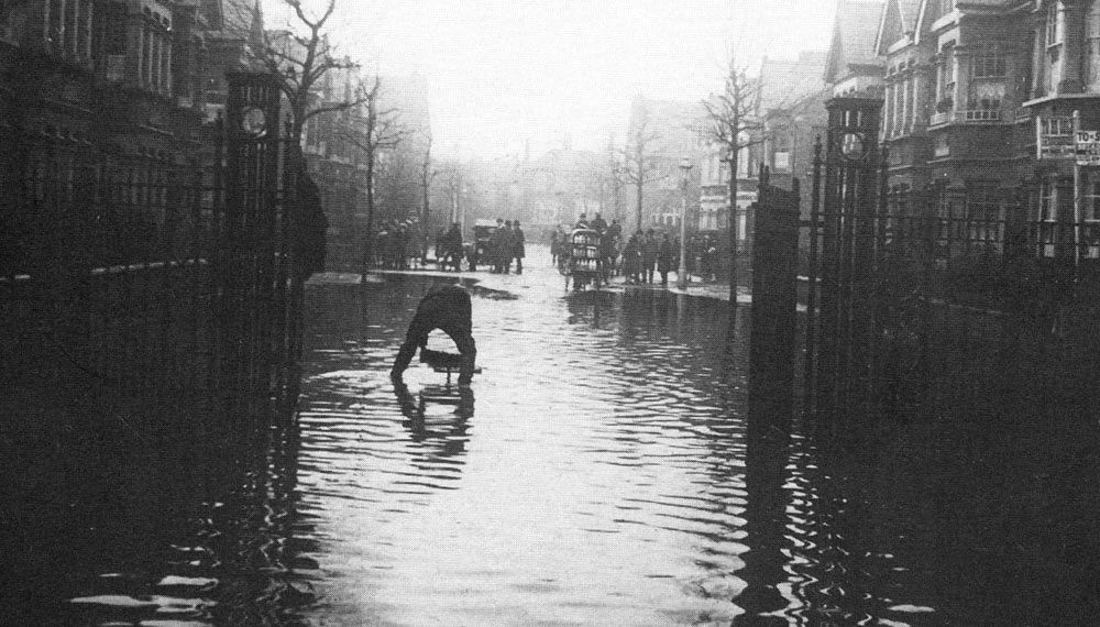 Historic Photographs From 1928 Thames Flood | Vintage News Daily