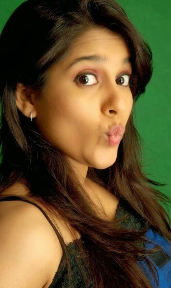 Hot anchor rashmi gautam exposing deep navel cleavage - Actress Photo Quen