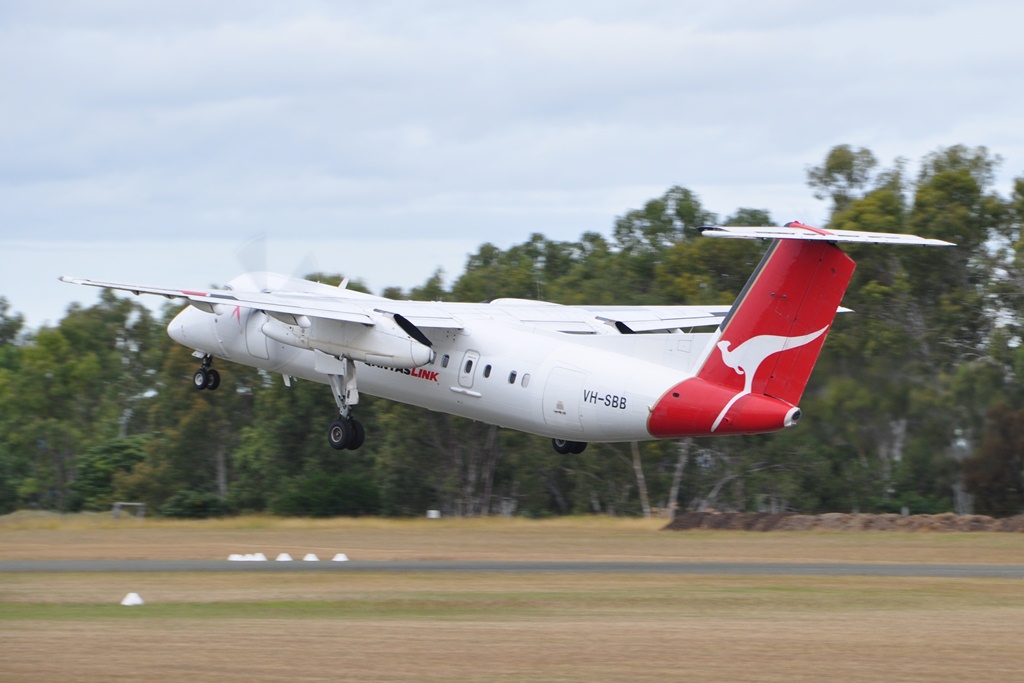 Central Queensland Plane Spotting: QantasLink Dash-8-Q300 VH-TQE ...