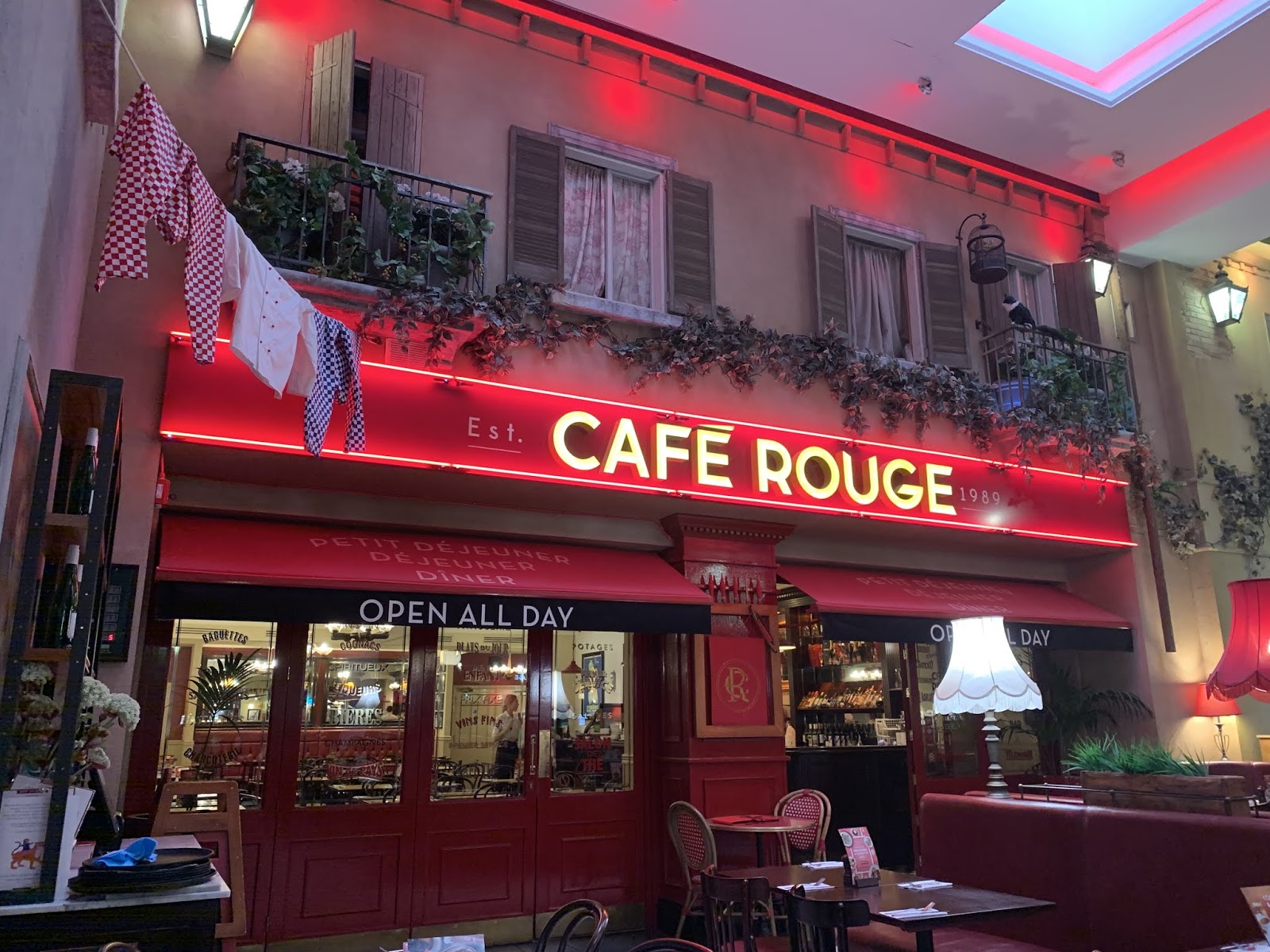 Nic Ooh La La: Cafe Rouge Afternoon Tea