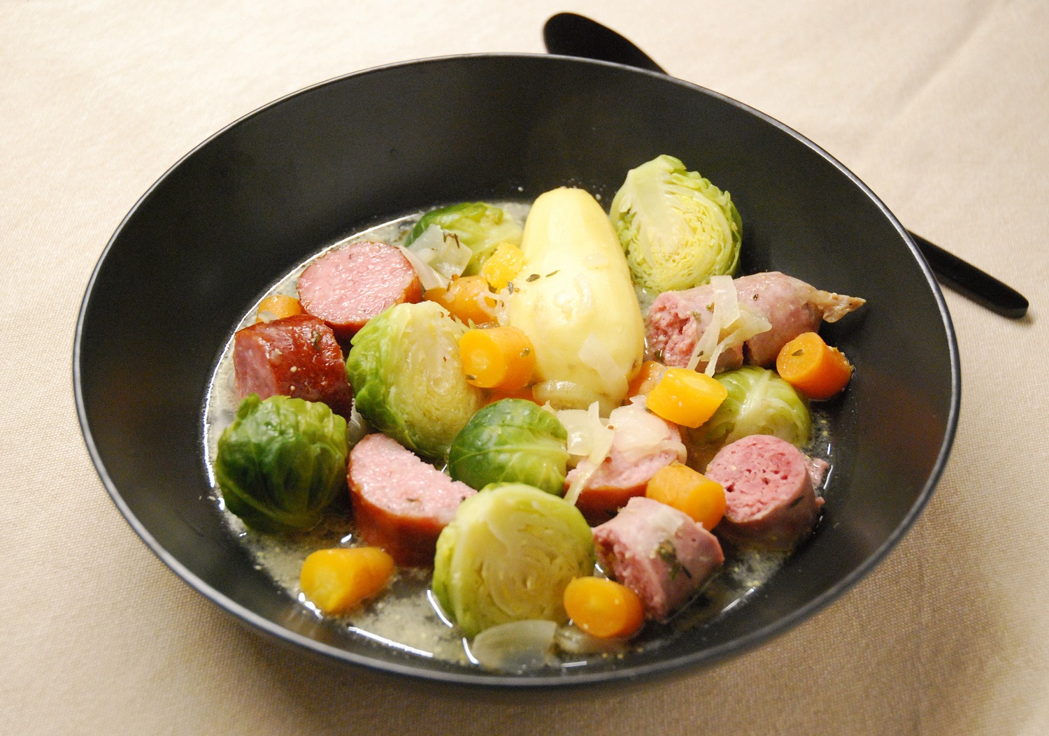 Potée de saucisses aux choux de Bruxelles