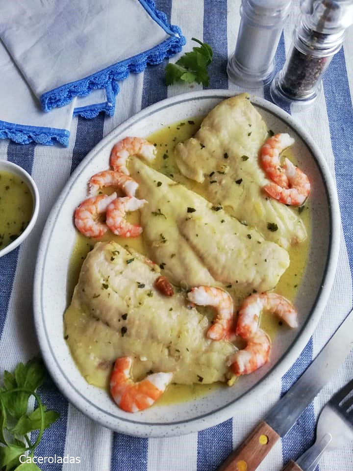 Receta de merluza en salsa verde con gambas | Caceroladas