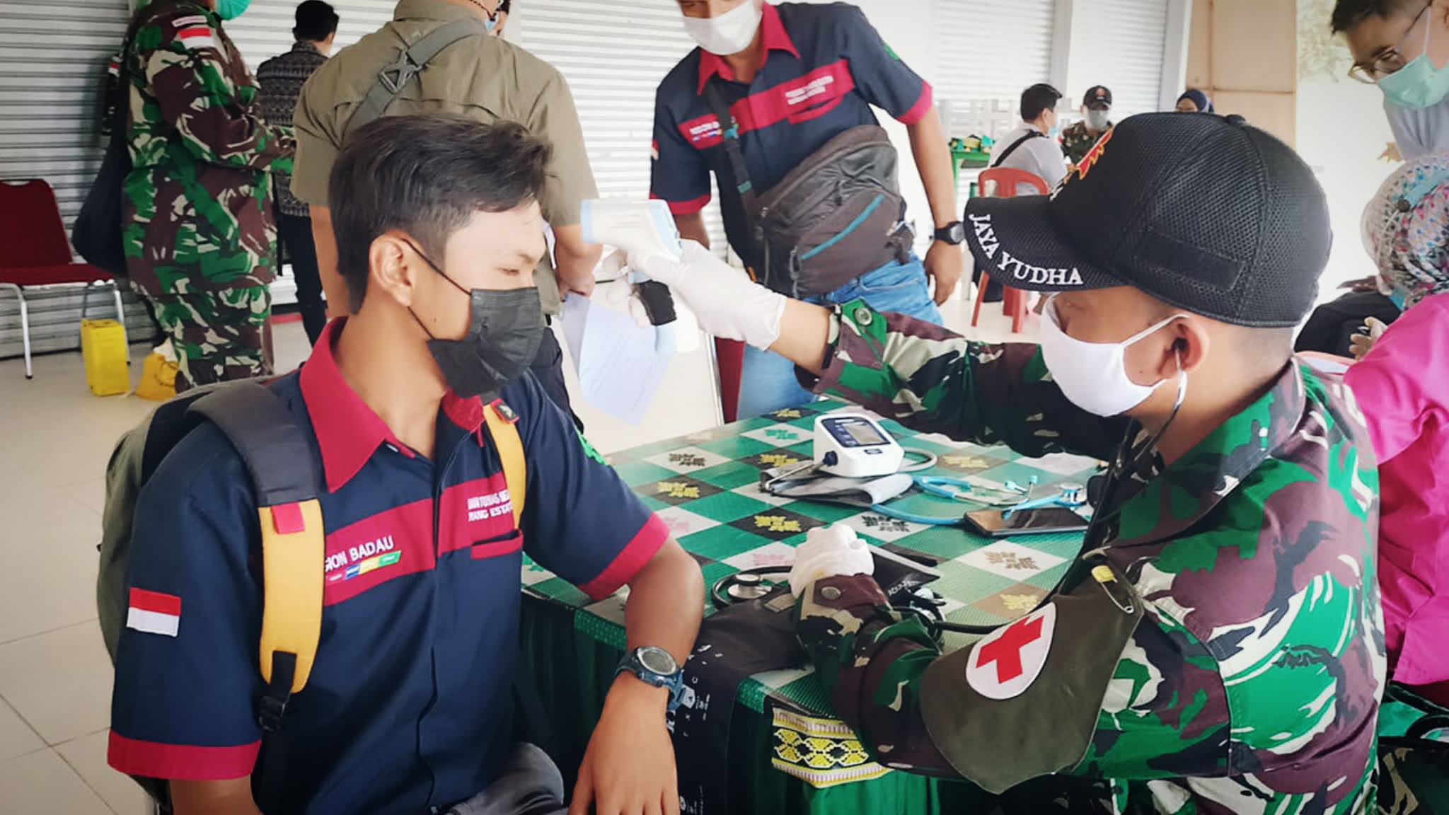 Vaksinasi Covid-19 Bersama Anggota Satgas Yonif 144/JY Dengan Puskesmas Perbatasan Badau