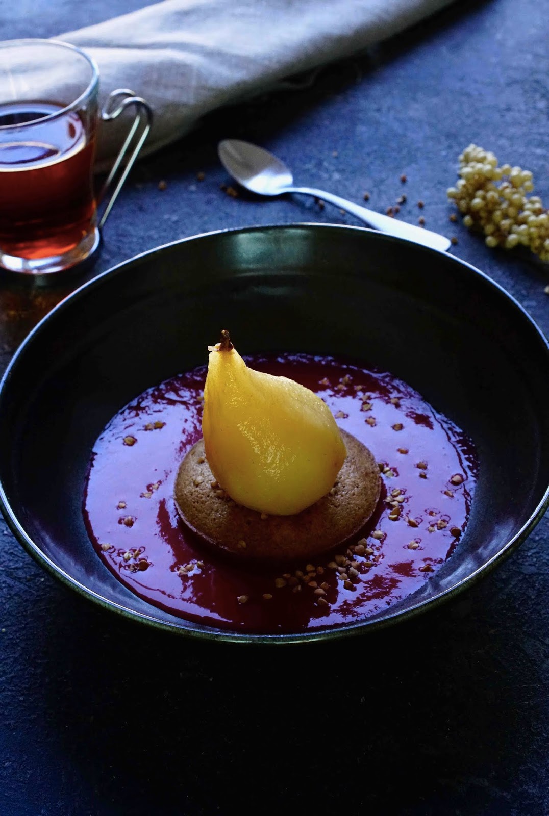 Poires pochées au coulis de framboises recette CAP | On dine chez Nanou