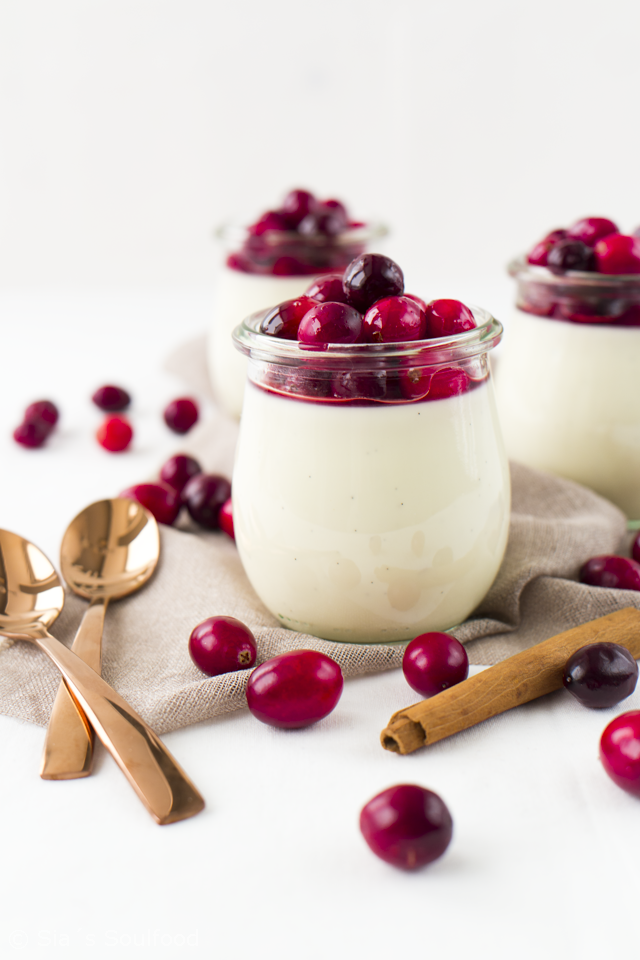 sia´s soulfood foodblog: Joghurt-Panna Cotta mit Cranberry-Kompott
