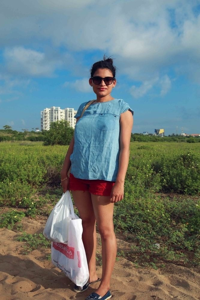 EFillm: Resmi r nair new hot stills