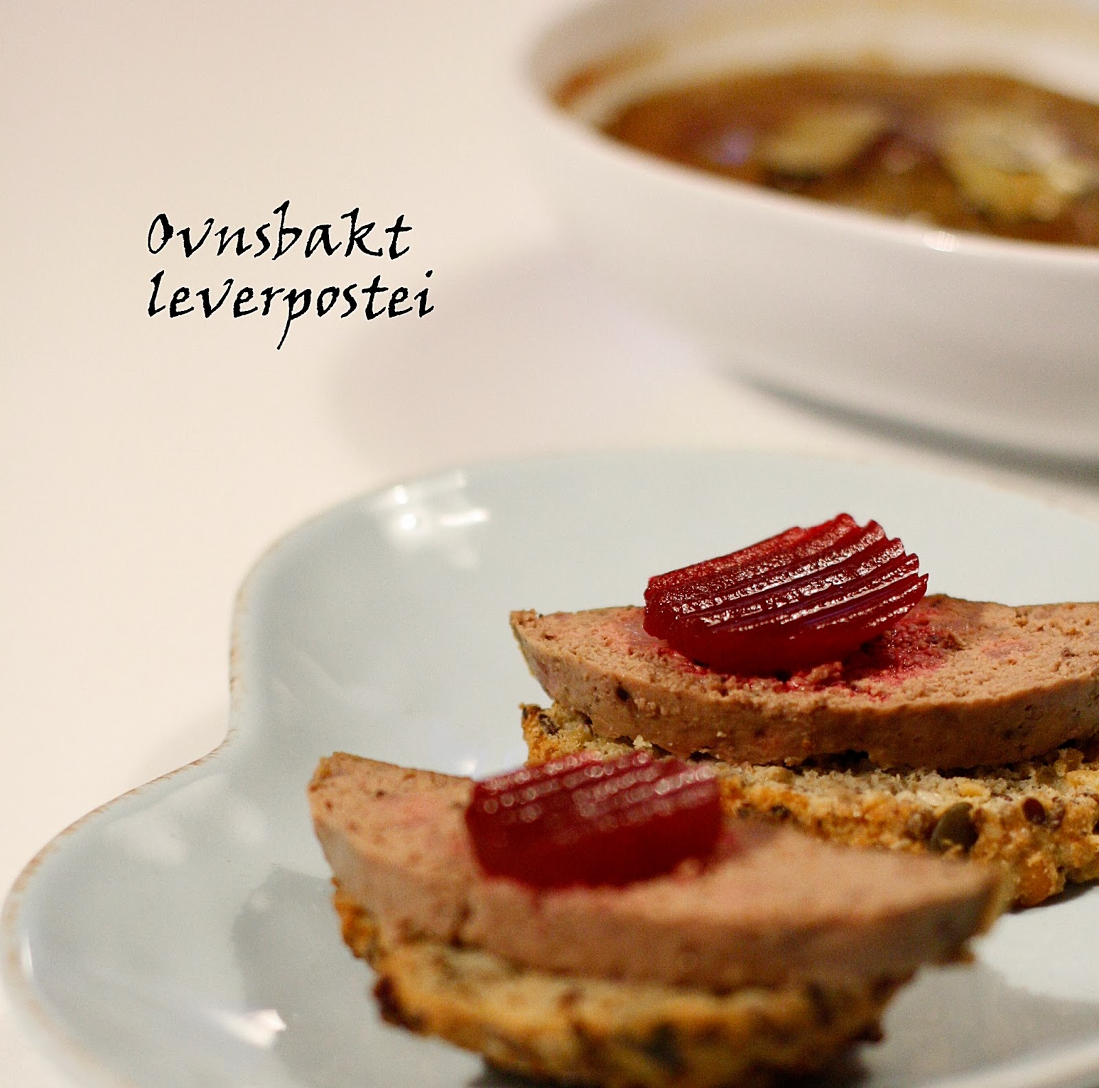 Ovnsbakt leverpostei med laurbærbladpynt – Grys kjøkkenskriverier