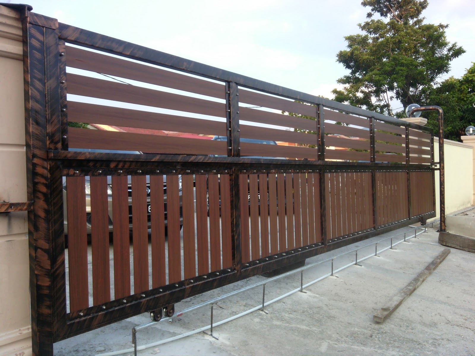 AWNING PAGOLA DAN GRILL : MEMASANG SET PINTU PAGAR SURAU DESA INDAH.