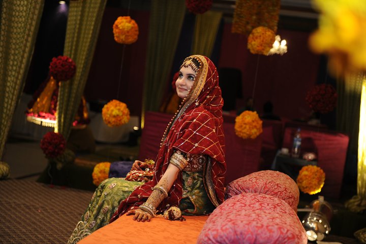 Pakistan: Beautiful desi girls mehndi and shadi dance