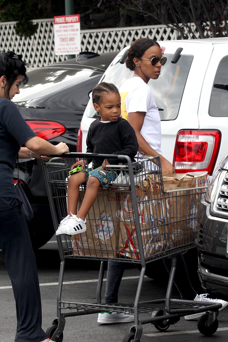 Kelly Rowland takes her mini-me grocery shopping (photos)