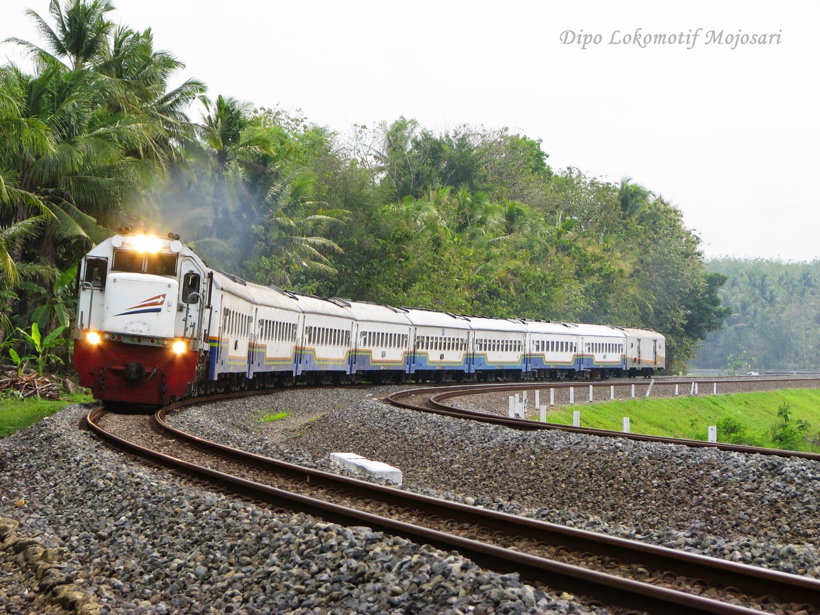 Kereta Api Indonesia: Rangkaian KA Fajar Utama Yogyakarta Melintas di ...