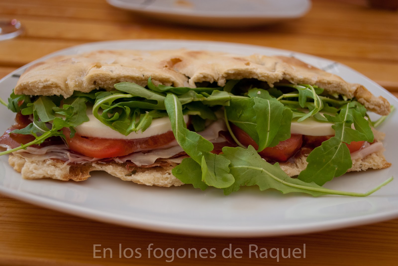 EN LOS FOGONES DE RAQUEL: FOCACCIA RELLENA DE JAMÓN Y RÚCULA