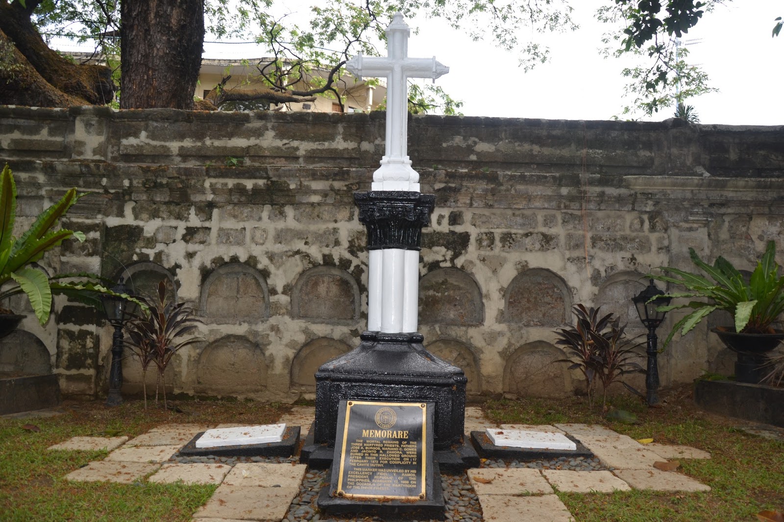 Manila: Paco Park and Cemetery