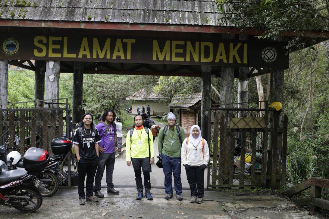 Aloy Paradoks Menulis