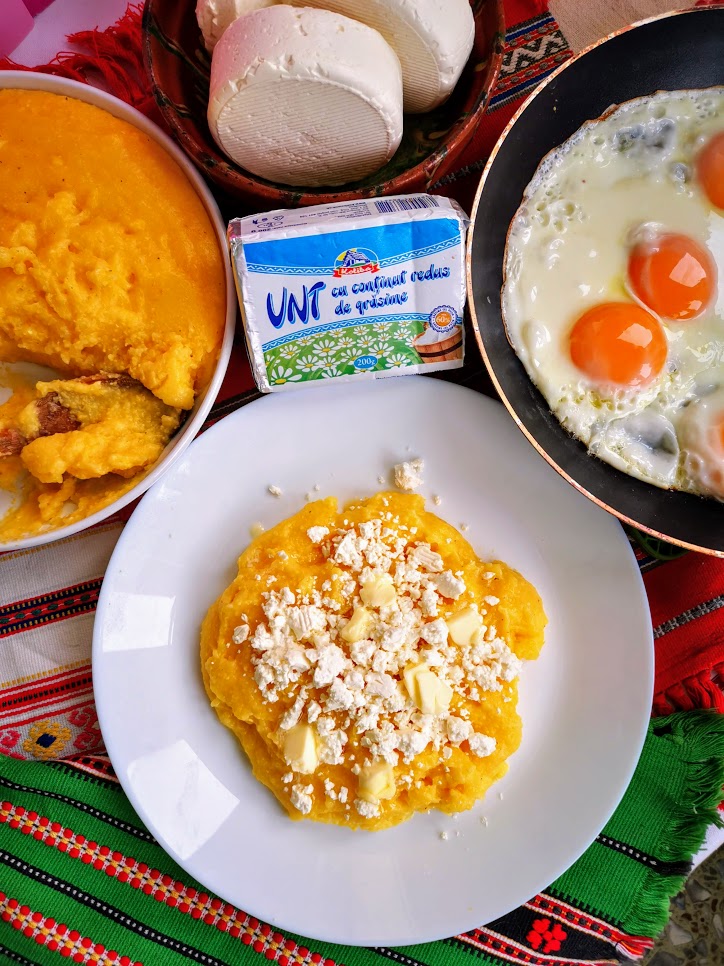 Gatim impreuna!: Mamaliga cu branza, ou si unt