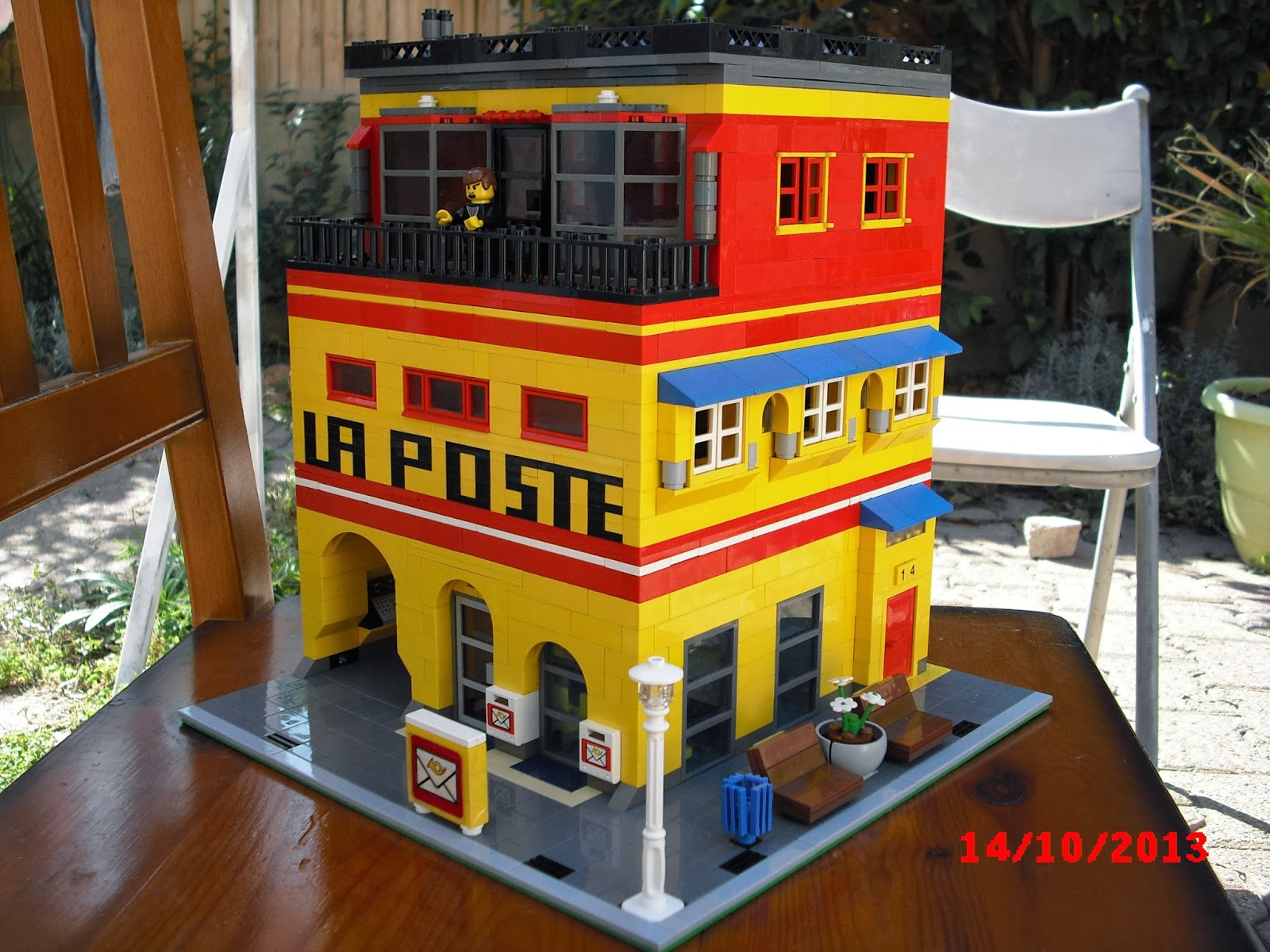 CREATIONS LEGO: immeuble avec sa poste et 1 duplex