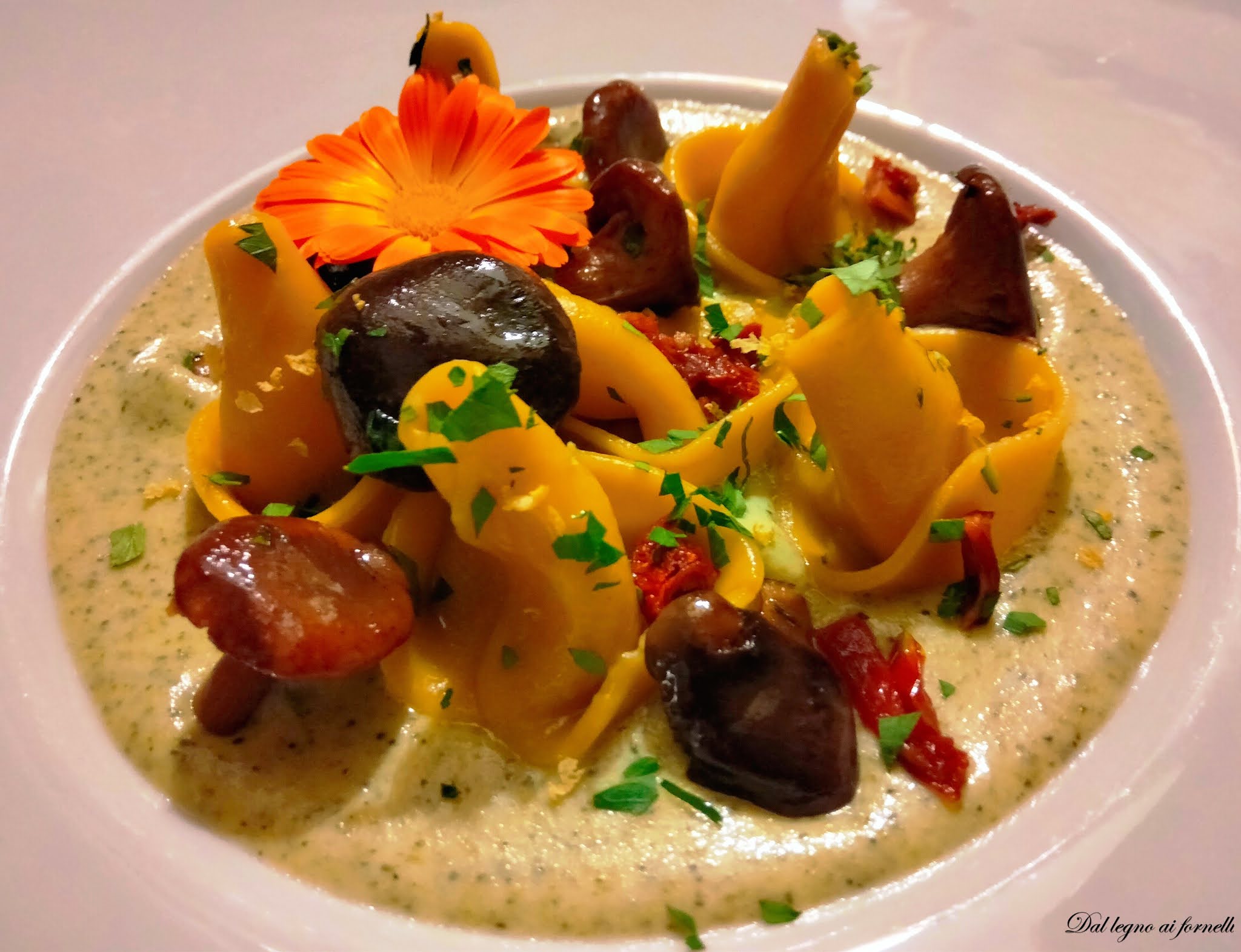 Cappellacci dei briganti con funghi cardoncelli pomodori secchi, su ...