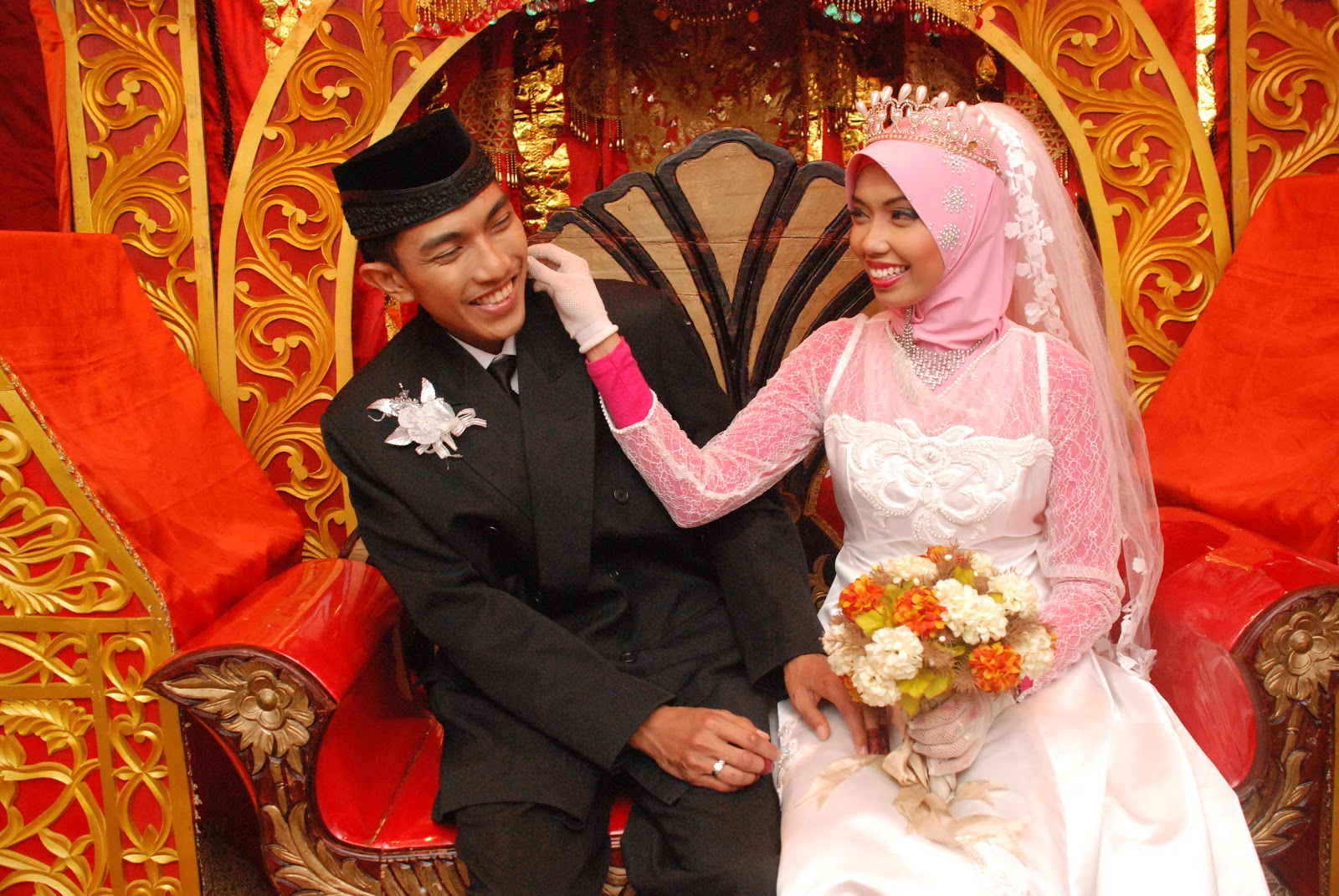 KAK NITA IN THE HOUSE: PELAMIN MINANGKABAU TEMA MERAH DAN GOLD