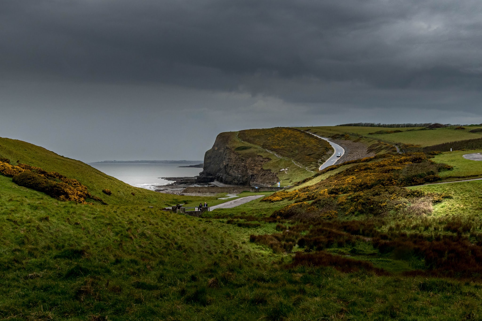 Enjoy your time with beautiful places: Around Dunraven Castle in Wales