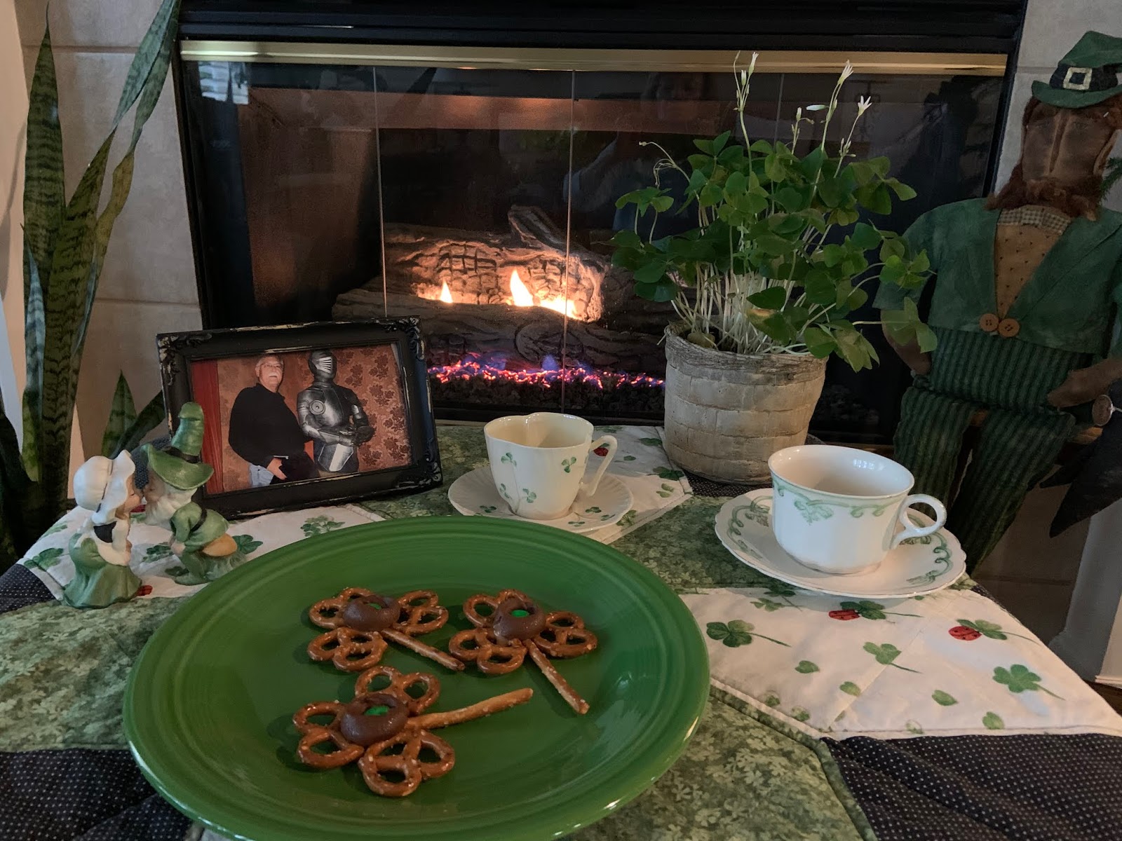 Kitty's Kozy Kitchen: Pretzel Shamrocks for St. Patrick's Day