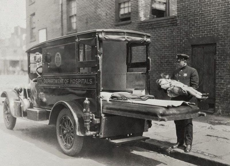 37 Historical Photos That Show Early Ambulances Over 100 Years Ago ...