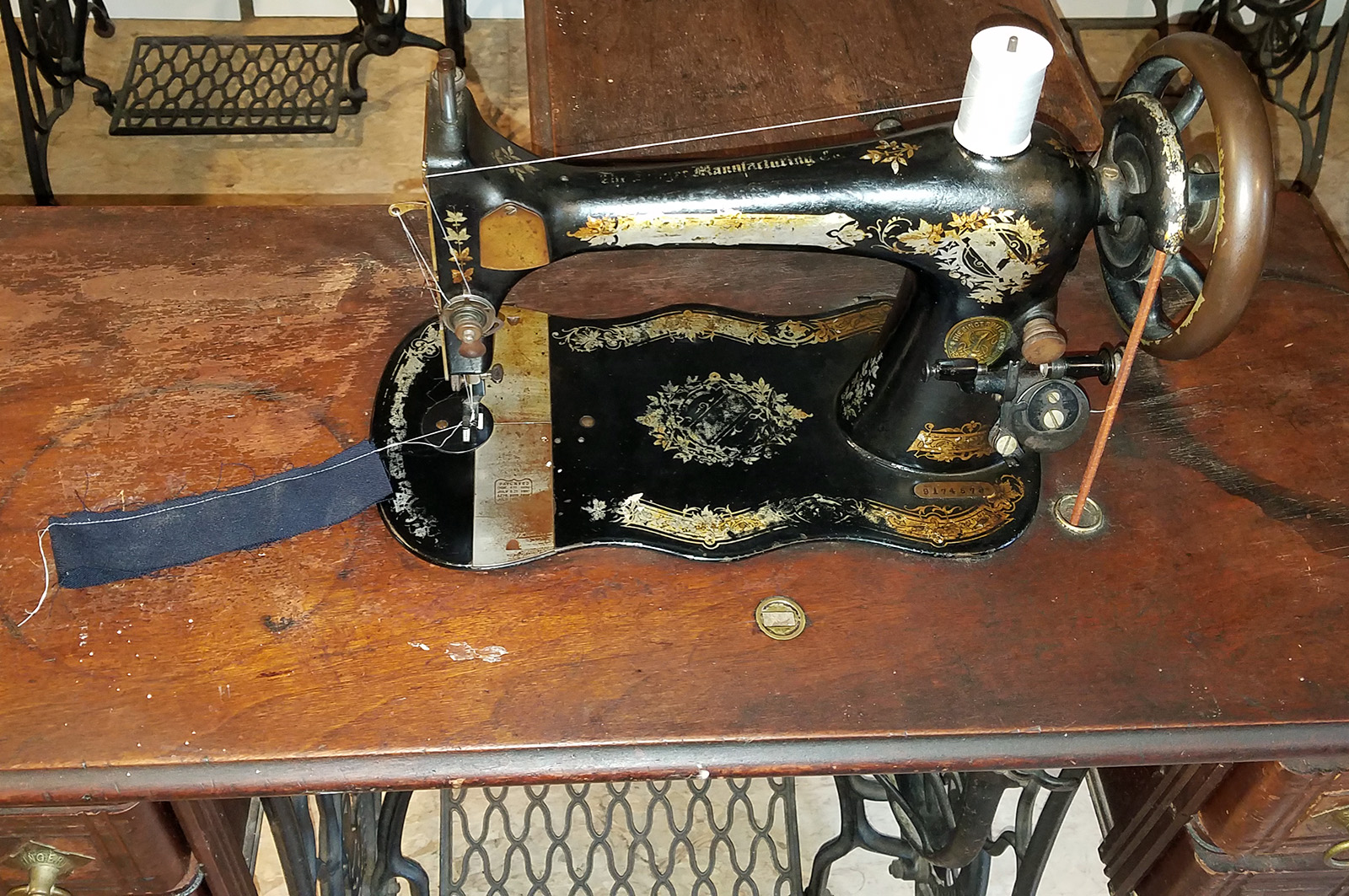 Old Singers And The Like: Carving Stitches With Marge's Singer VS2 ...