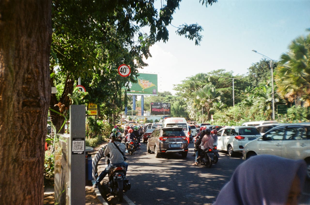 Tentang Hadir Di Sini, Saat Ini Tentang Hadir Di Sini, Saat Ini