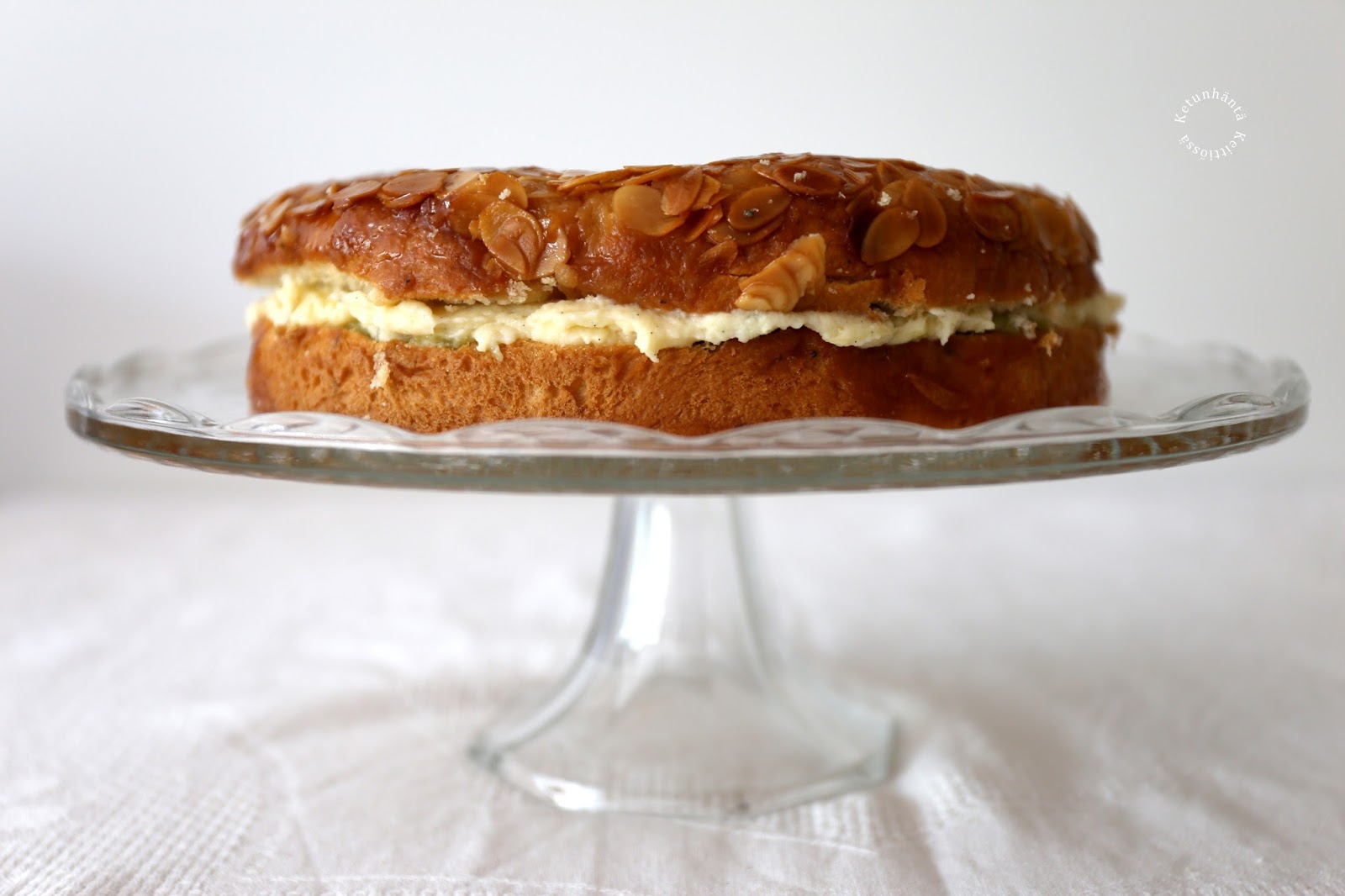 Rhubarb Tosca Bun Cake - Raparperi-toscapullakakku