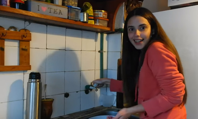 Youtuber uruguaya Alaska convocó más de 700 personas en la rambla de Kibón