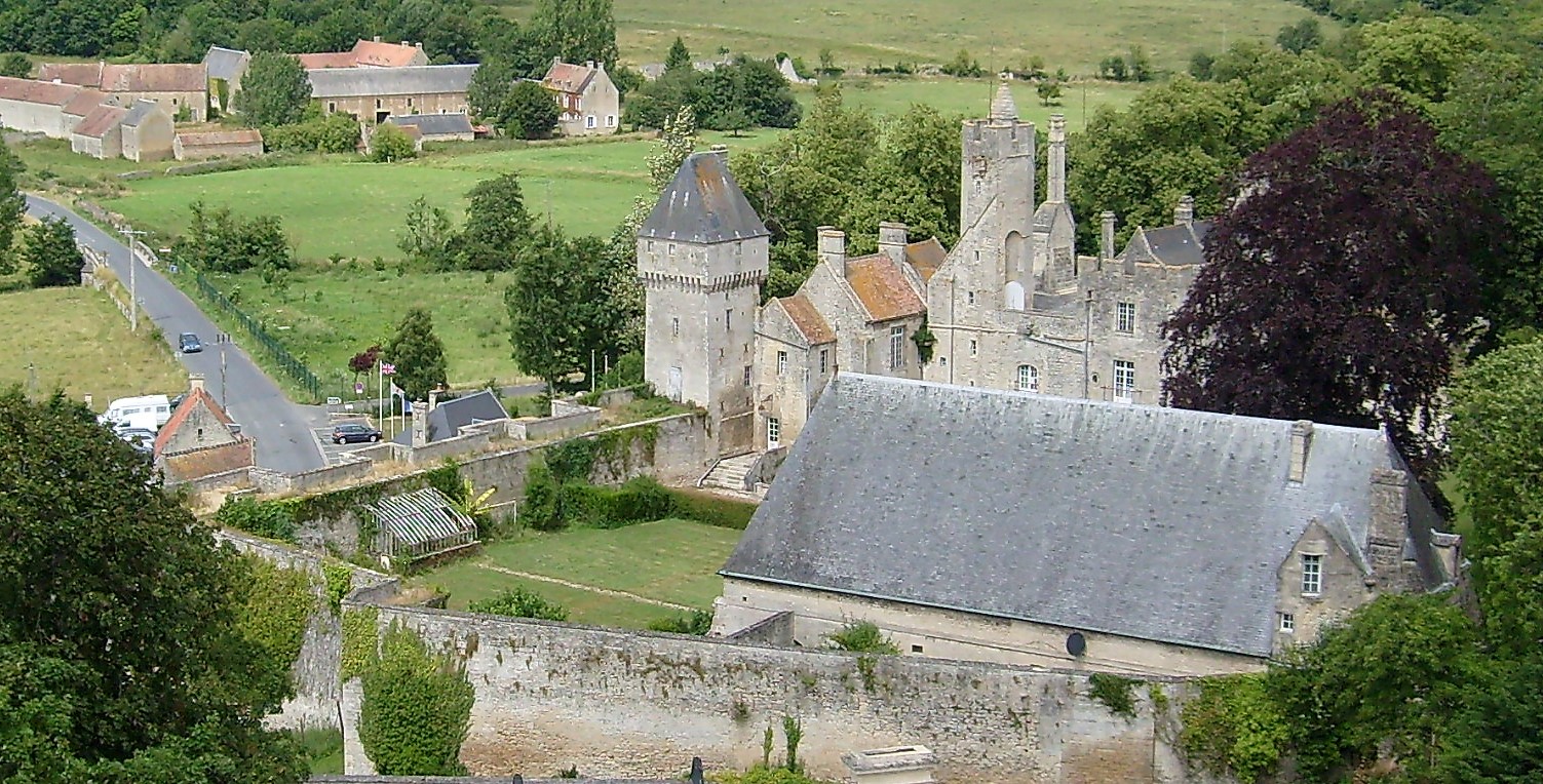 Je vous invite à une balade sur les remparts du château de Creully ...