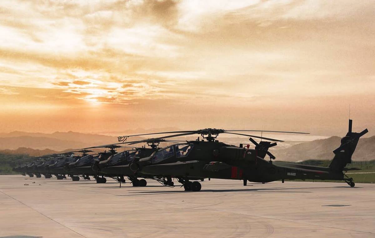 DEFENSE STUDIES: Indonesia Perlu Skuadron Besar Heli Apache